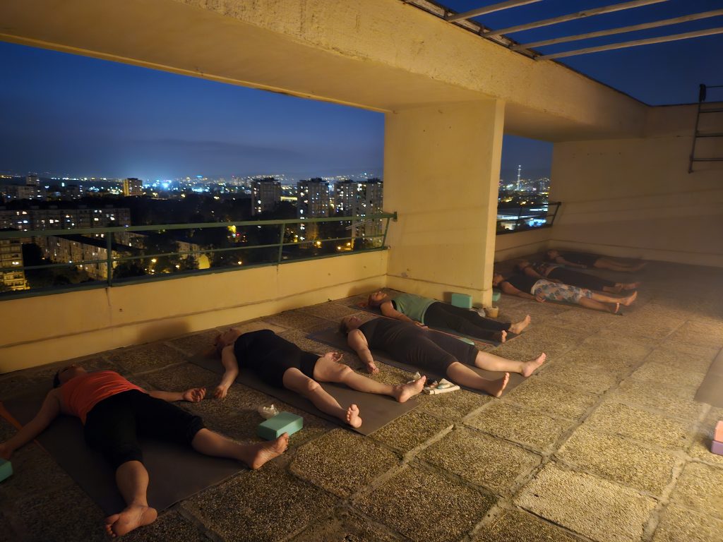Savasana ili položaj mrtvaca; najdraži i najteži joga položaj – TARA ...